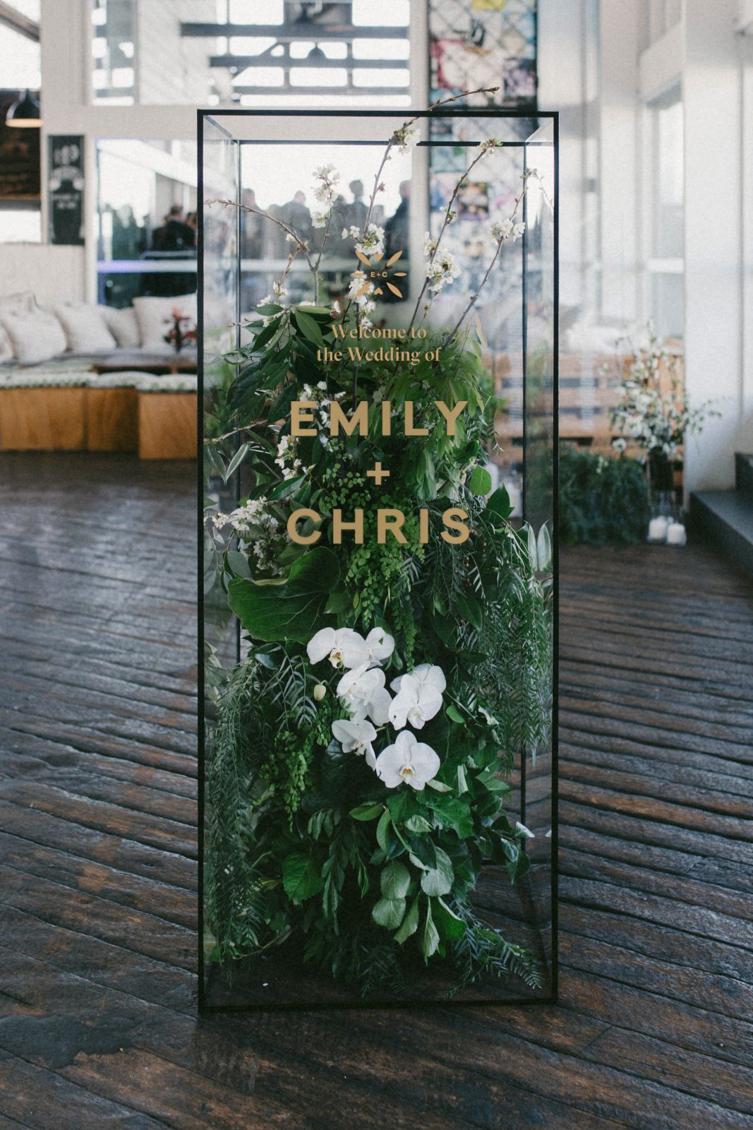 Wedding Sign-In Table Ideas | thewaterspoint.com