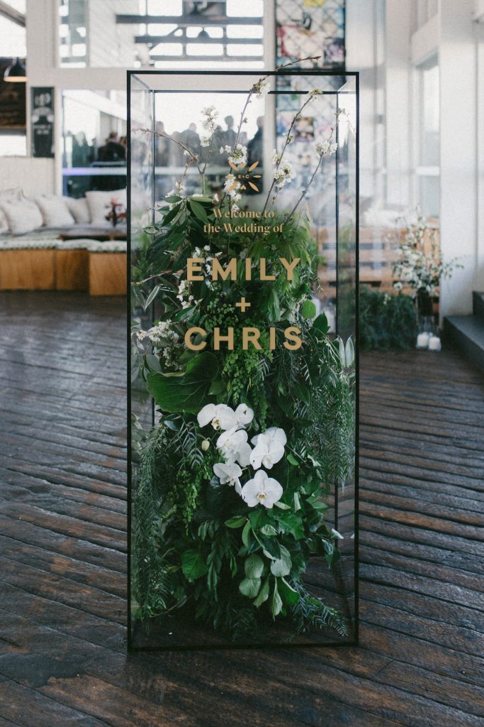 Wedding Sign-In Table Ideas | thewaterspoint.com